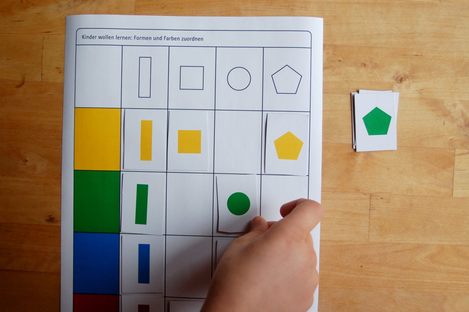 Farben und Formen zuordnen - ein kostenloses Lernspiel - Kiwole